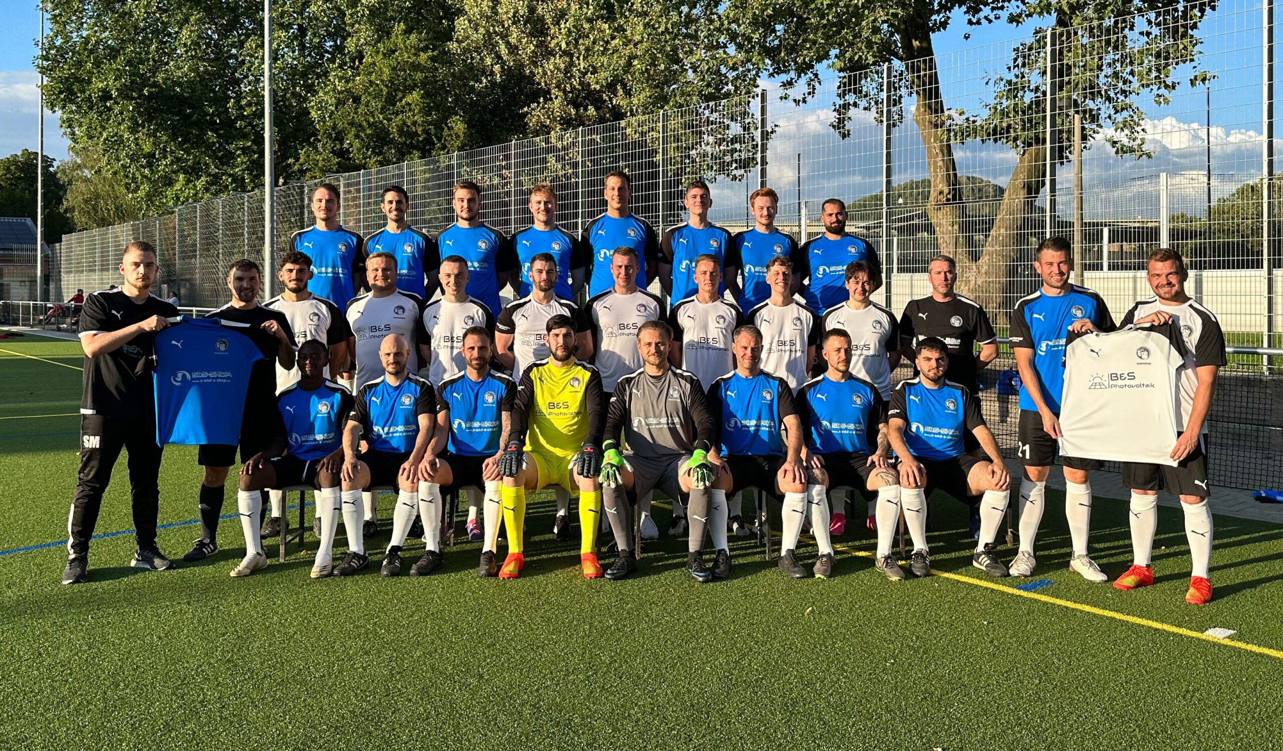 1. Mannschaft im neuen Gewand - Stadtteilklub.